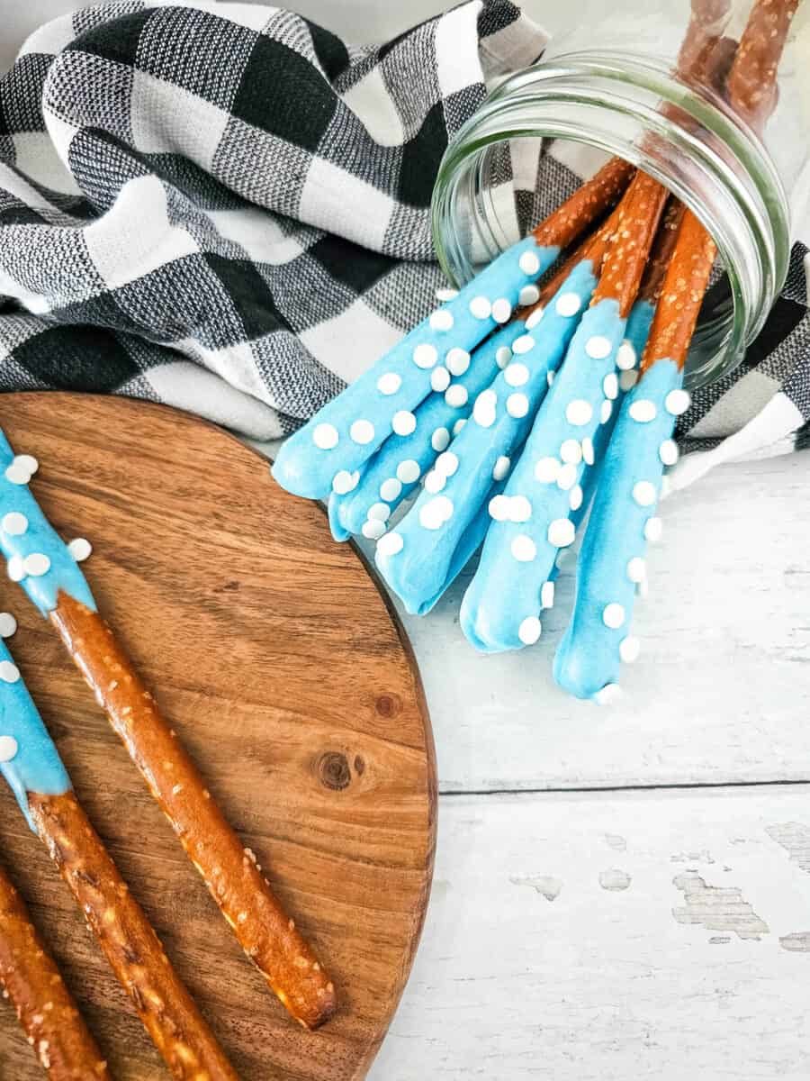 Blue Chocolate Candy Dipped Pretzel Rods Recipe · Artsy Fartsy Life