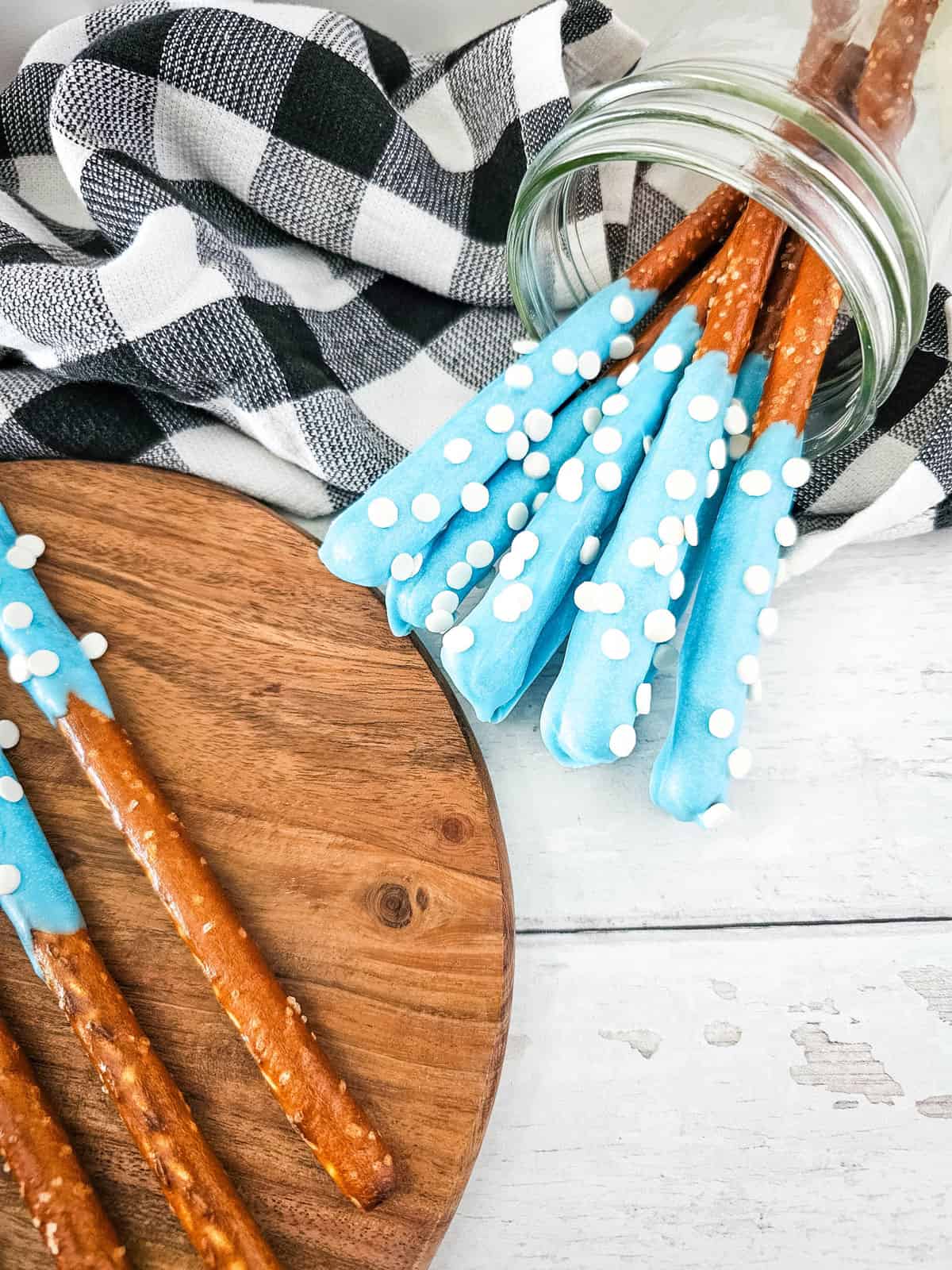 Blue Chocolate Candy Dipped Pretzel Rods Recipe · Artsy Fartsy Life