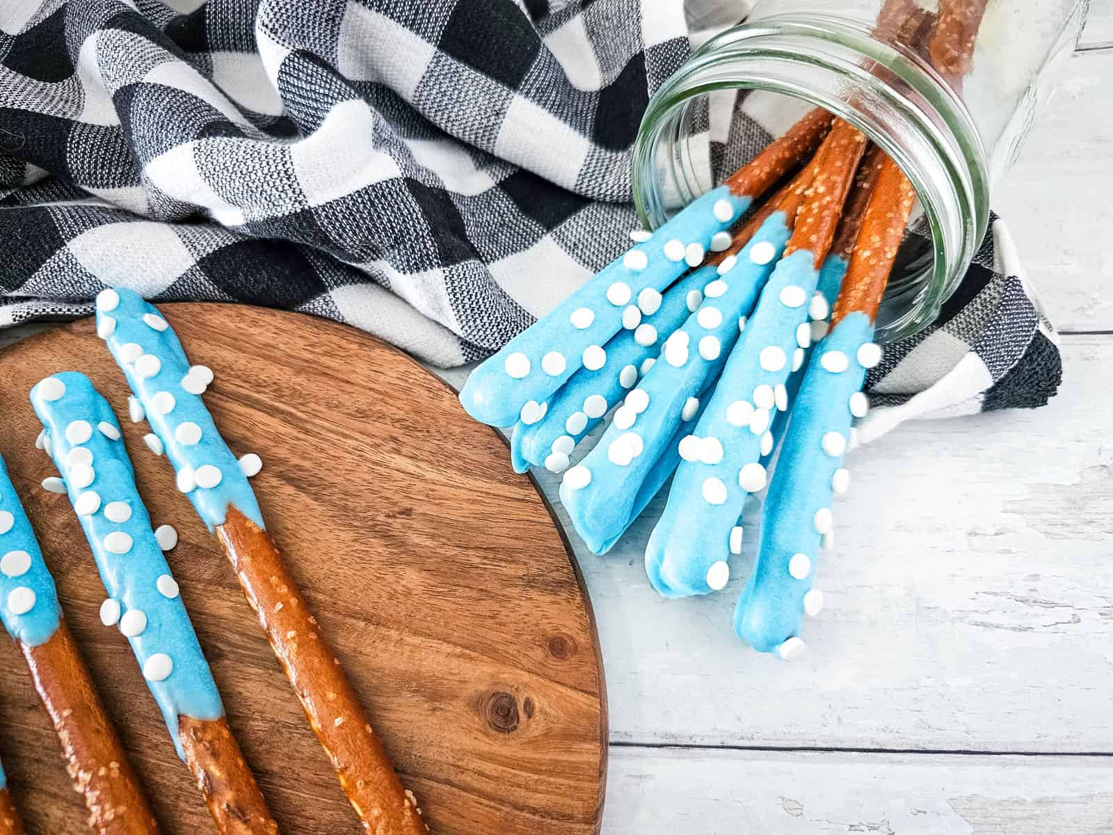 Blue Chocolate Candy Dipped Pretzel Rods Recipe · Artsy Fartsy Life