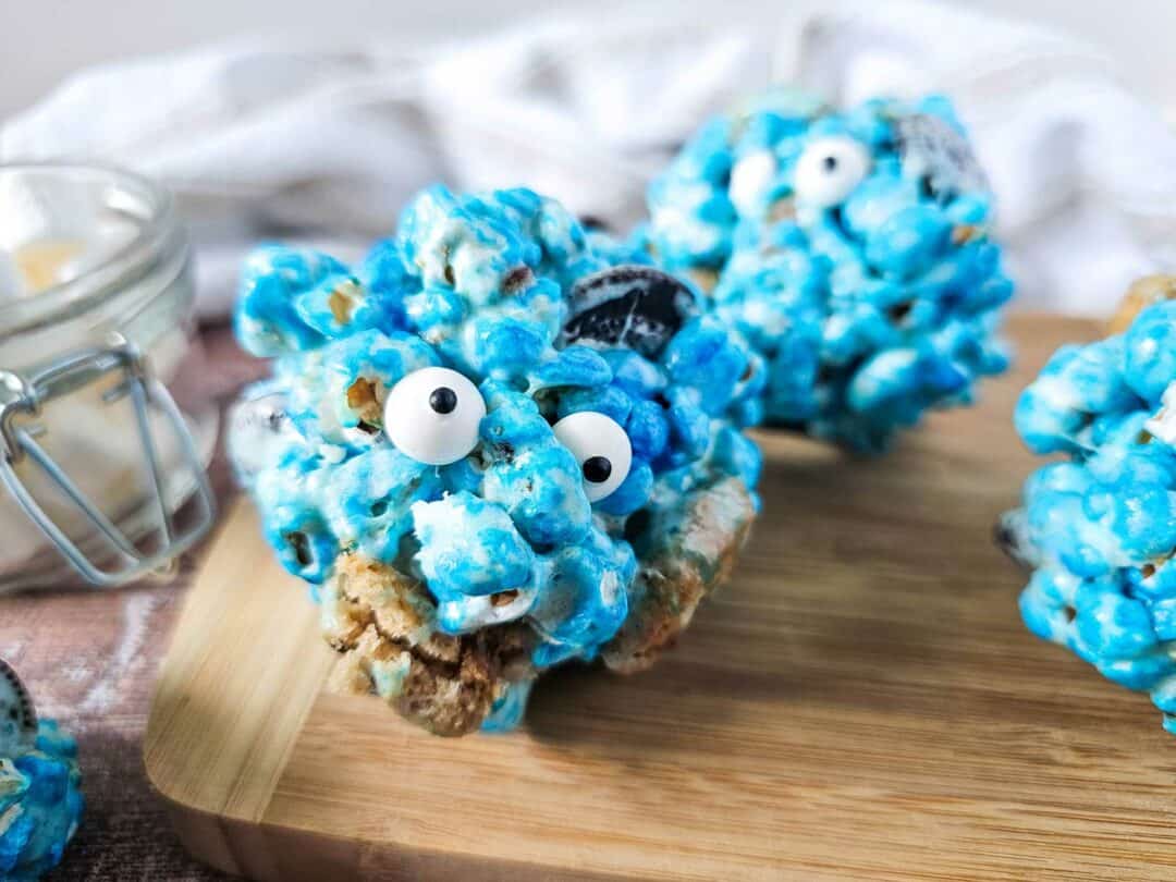 Cookie Monster Popcorn Balls For Movie Night or Parties! – Artsy Fartsy ...